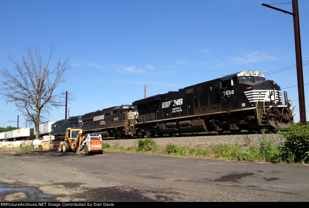 NS ES40DC 7658 plus two SD60's on 24K